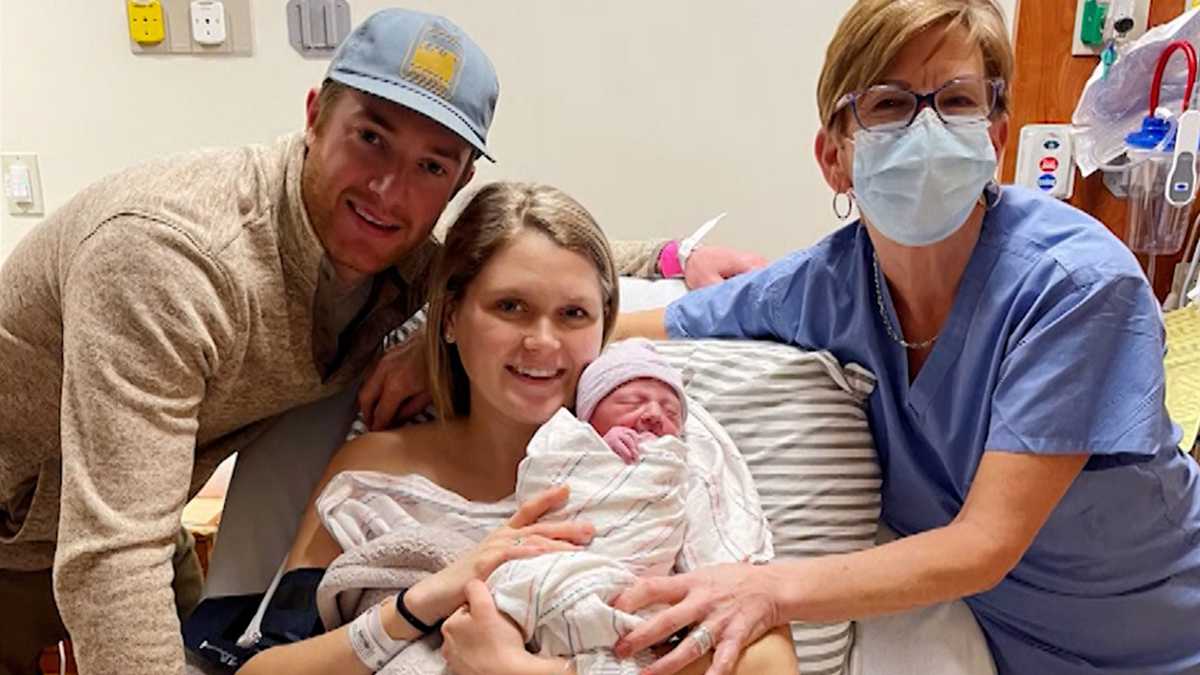 Midwife helps deliver baby to parents she helped deliver years ago