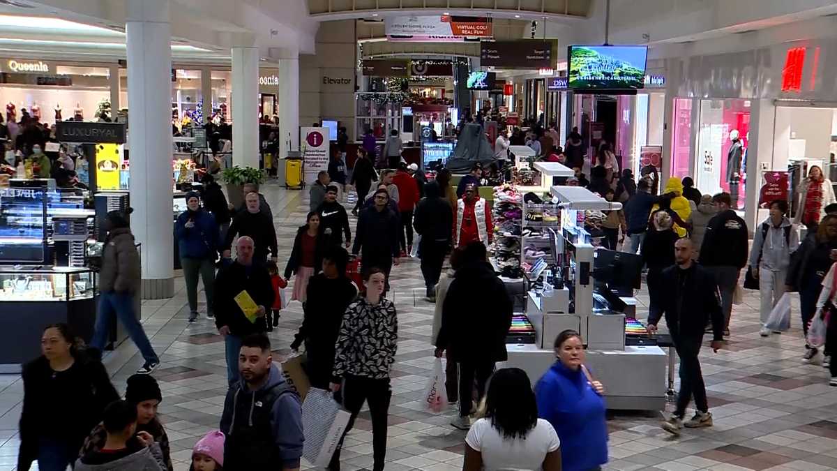 How popular Mass. mall looked Saturday, 2 days before Christmas