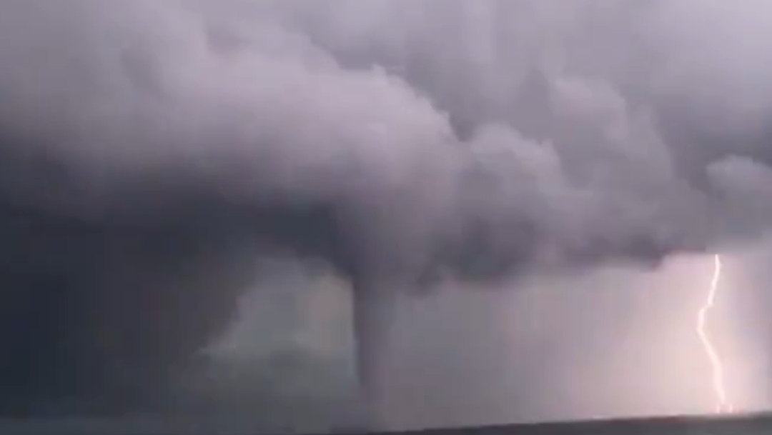 Video shows massive waterspout outside Florida resort