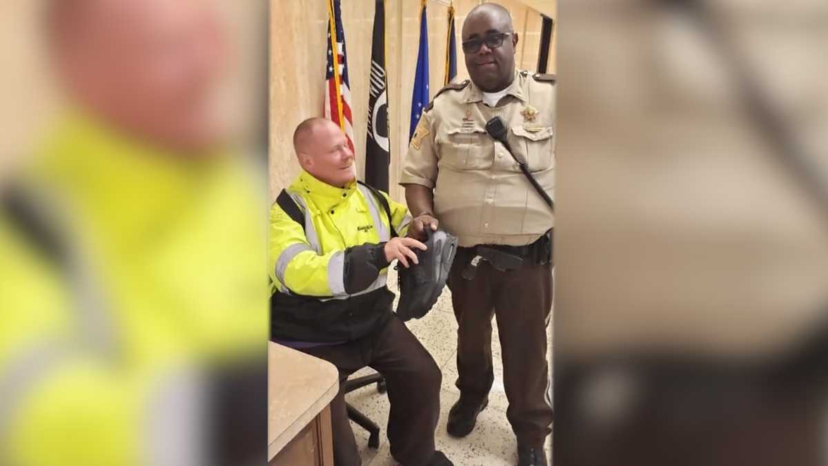 Indiana deputy helps homeless man by giving him pair of shoes