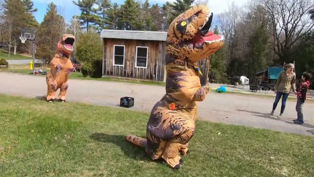 Dancing dinosaurs spread cheer, deliver root beer to community during ...