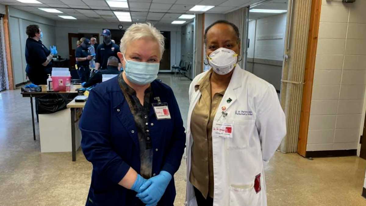 Retired nurses and doctors volunteer to administer vaccines