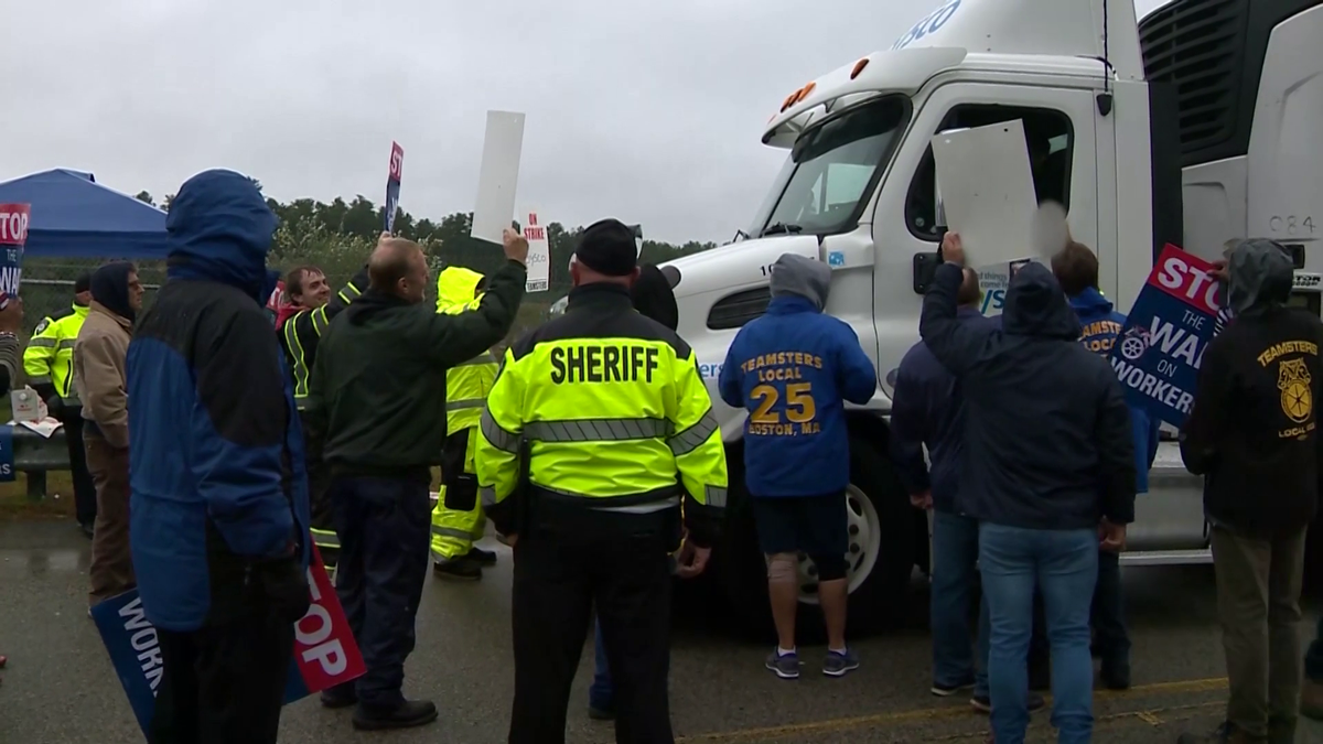 Hundreds of workers on strike against food distribution company