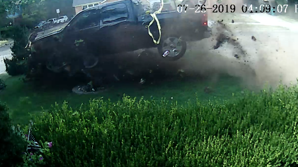 Video Suspected Drunken Driver Crashes Truck Into Okc Homes Front Yard