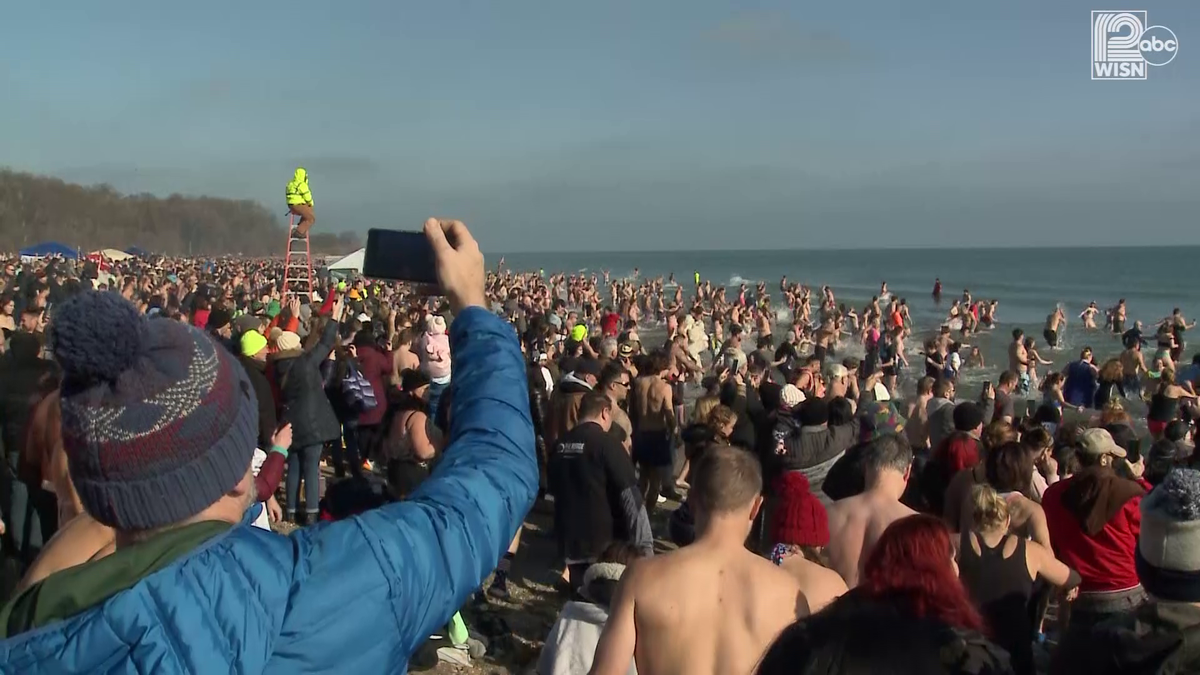 Thousands welcome in new year with polar plunge