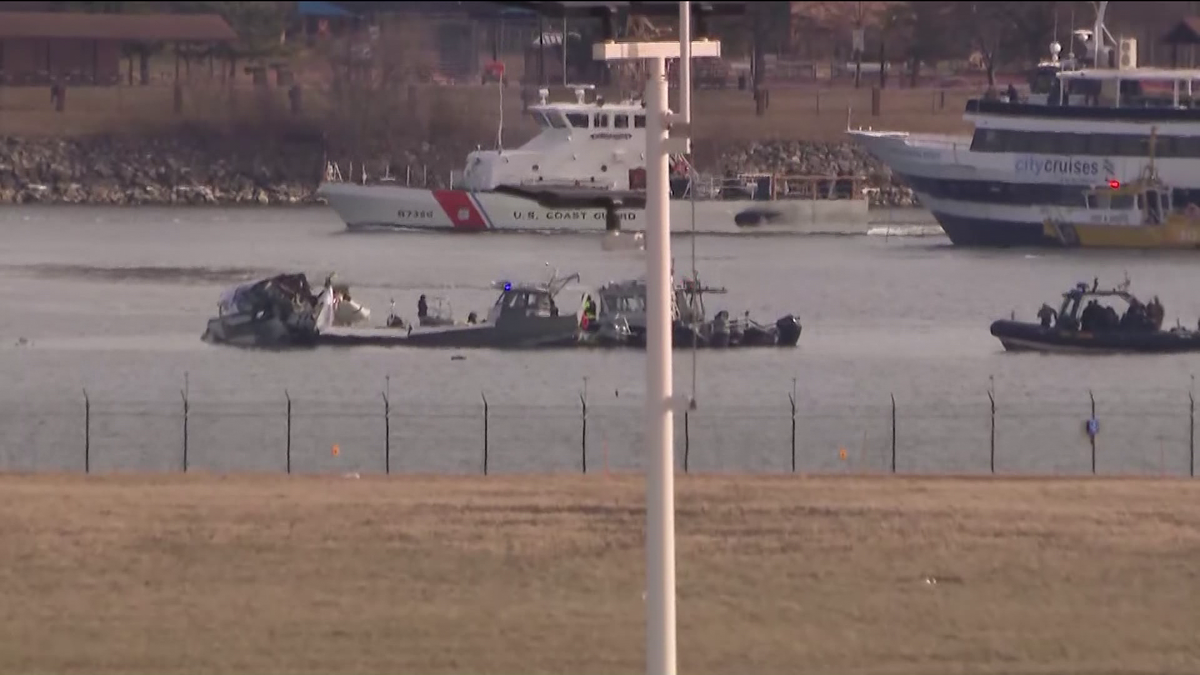 Investigators recover black boxes from deadly DC aircraft crash